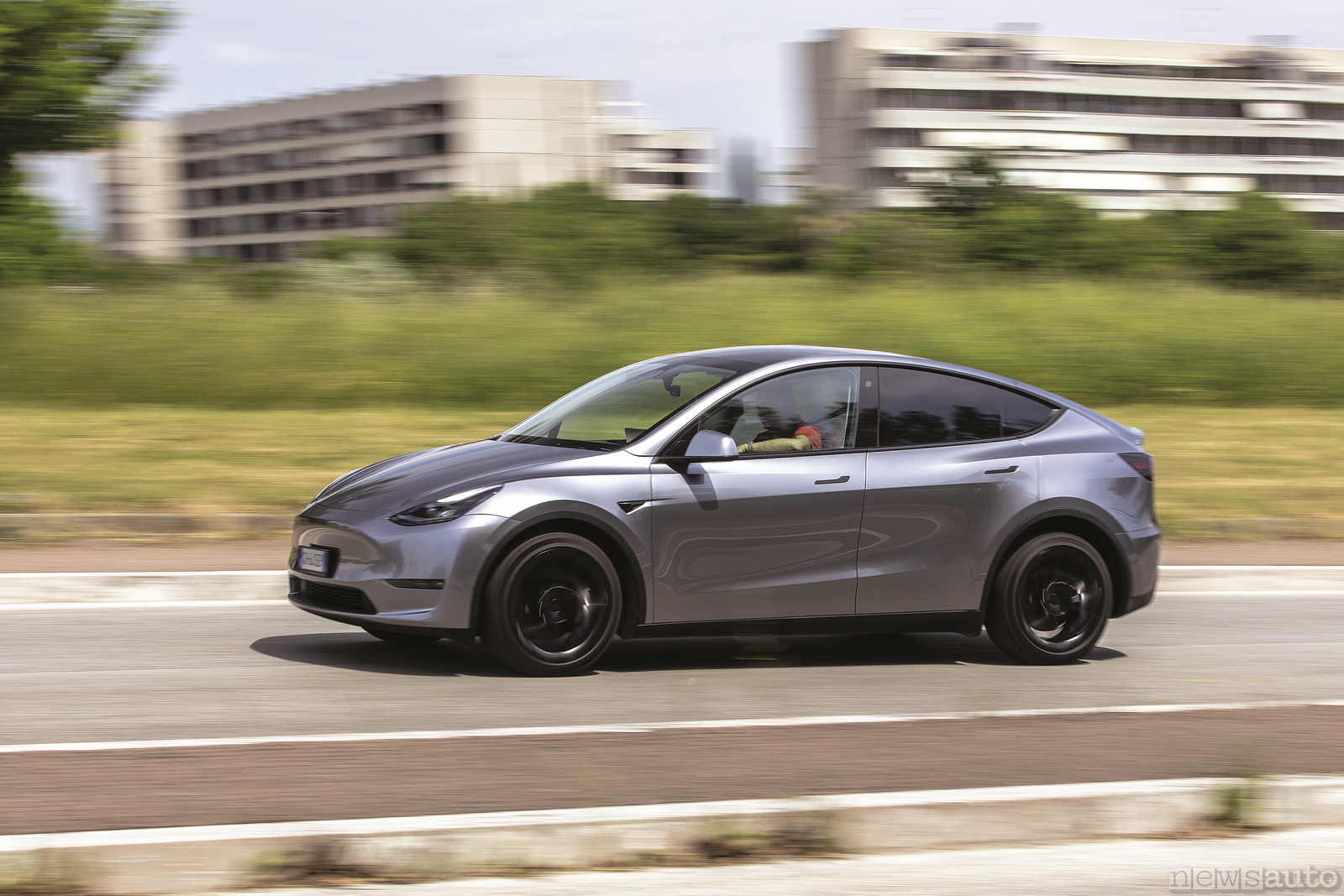 Nuova Tesla Model Y, interni 7 posti, prezzo